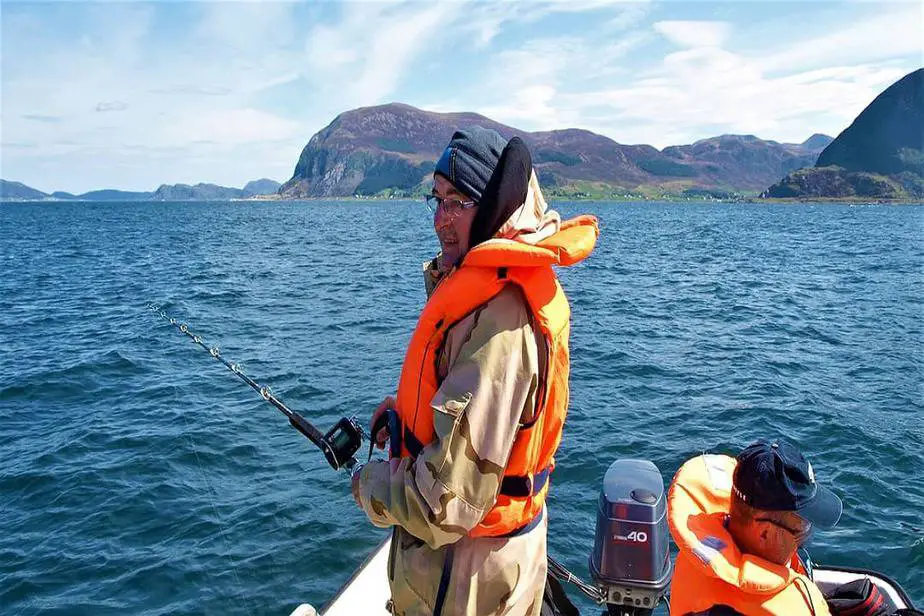 Deep sea vs Bottom fishing : ( Key Differences Explained) - Fishing Papa