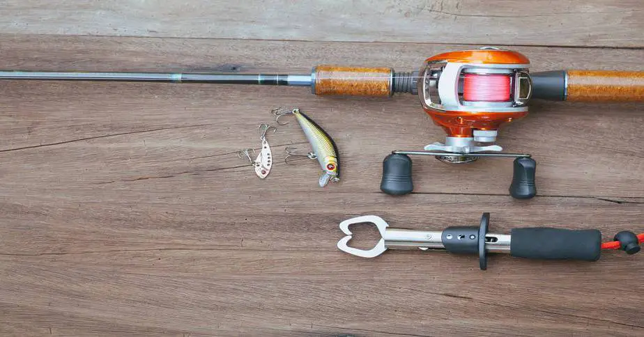 How to Cast Baitcaster with a Light Lure - Fishing Papa